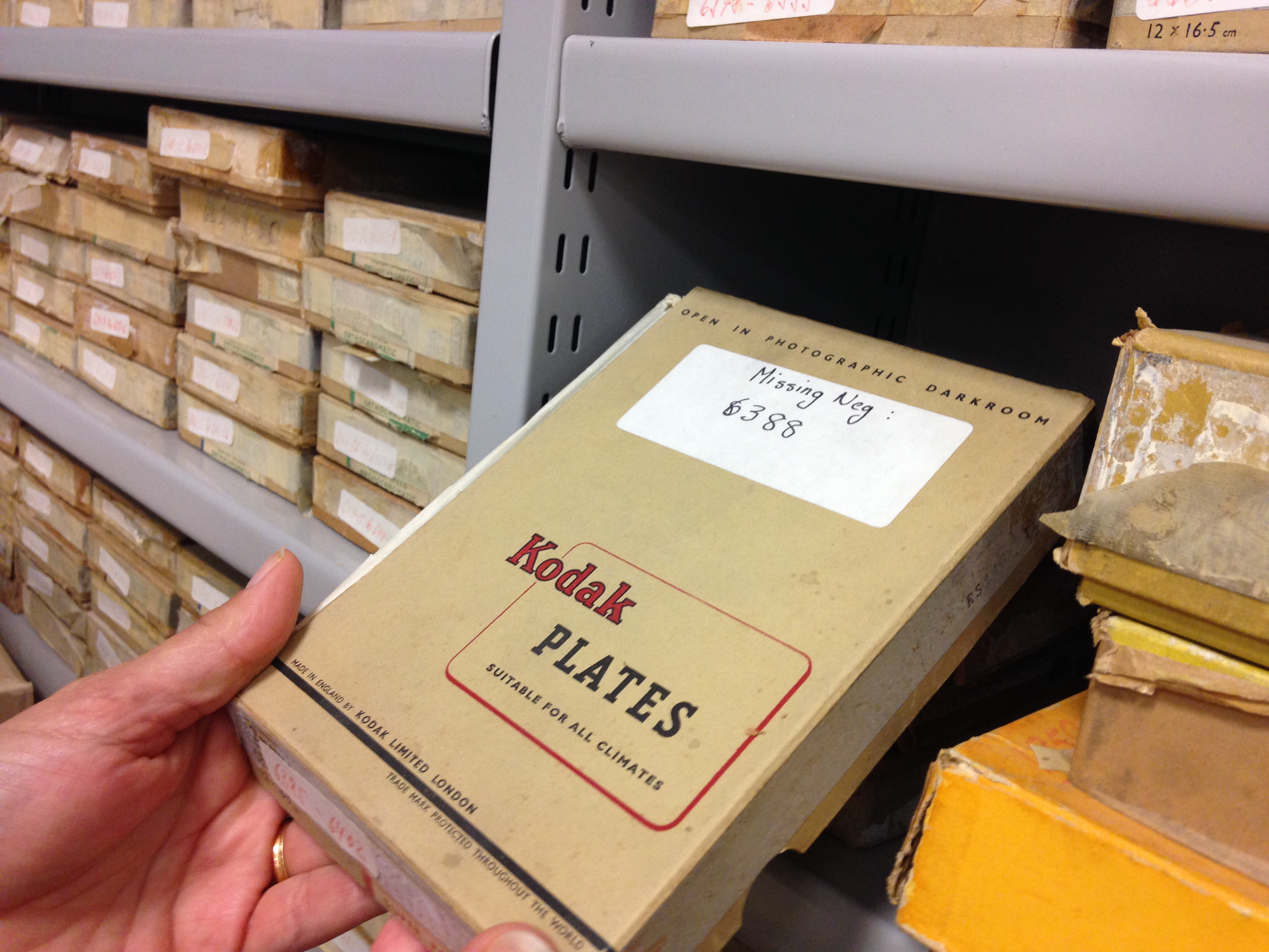 Photo-Objects. On the Materiality of Photographs and Photo-Archives in ...